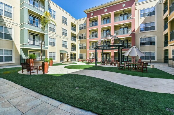 Stunning 2 Bed, 2 Bath In Tx Medical Center - Houston, TX