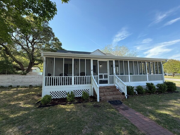 Emerald Isle, Atlantic Beach And More. Cottage Convenient To Beaches. Waterview - Emerald Isle, NC