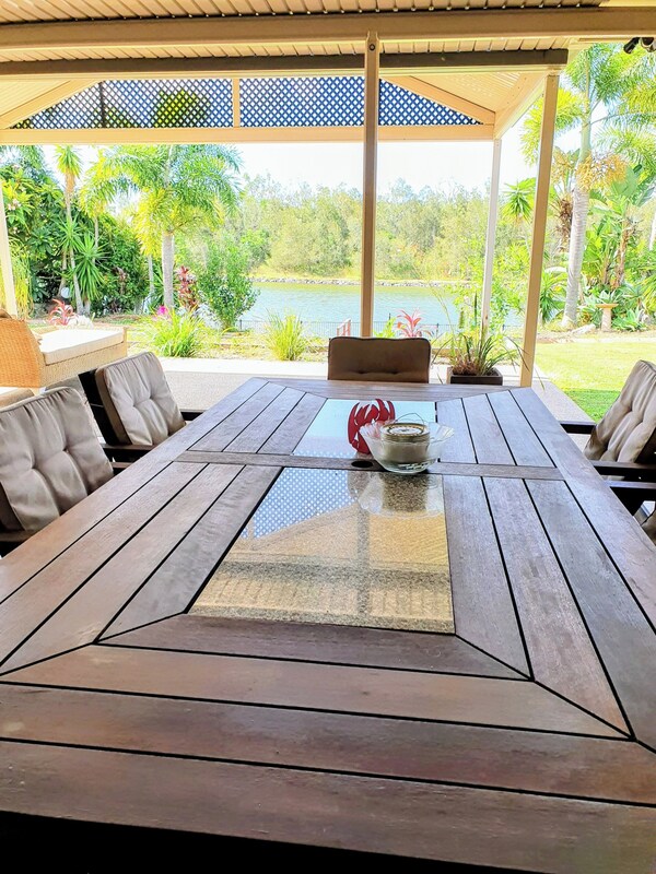 Spacious 4 Beds House On The Lake In Eli Waters - Hervey Bay