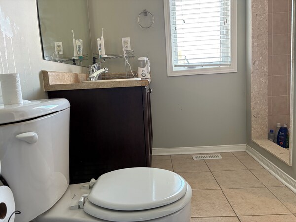 Escape To Our Cozy Master Ensuite, East Pickering, In Charming Home. Wifi And Ac - Ajax