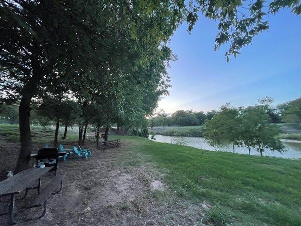 Covered Porch, River Access, Free Skeeball& Pinball In Enchanting Fredericksburg - Fredericksburg, TX