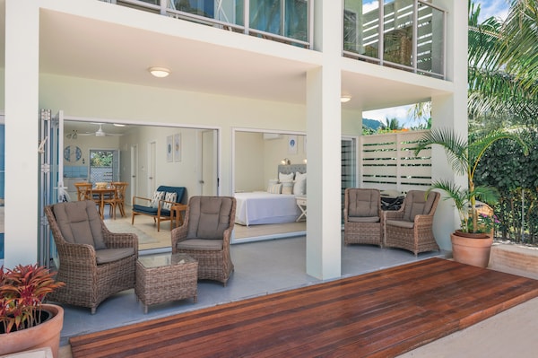 Perfectly Located 2-bedroom Beachfront Condo On Quiet Swimming/snorkelling Beach - Isole Cook