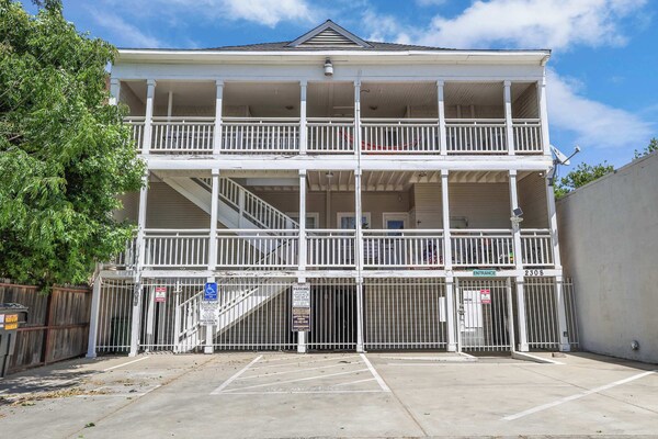 Barbiecore Dream Pad In Sacramento! - Sacramento, CA