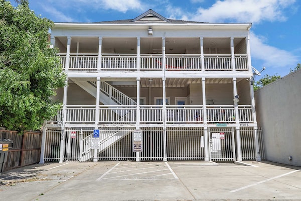 Barbiecore Dream Pad In Sacramento! - Sacramento, CA