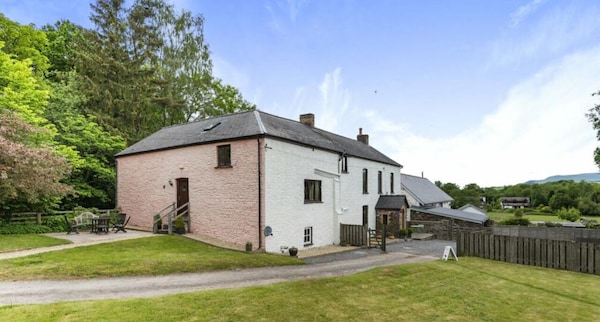 Quiet Location, 4 Bedroom, 4 Bath, Barn, Six Miles Brecon. Dog Friendly. - Llangorse Lake
