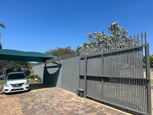 Spacious 4-bedroom House In Tranquil Germiston With Wifi - Boksburg