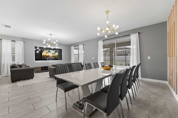 Super Bliss - 9bdr, Sleeps 30 - Movie Room & Pool - Kissimmee