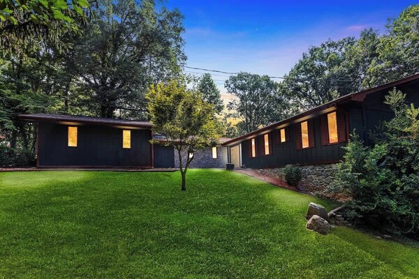 Lake Lanier Escape- Gainesville Lakefront Stay - Gainesville, GA