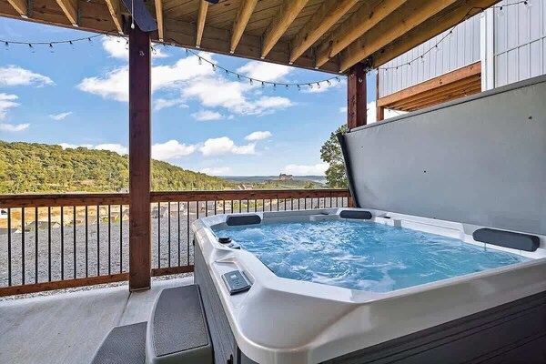 Cozy Table Rock Lake Home W Hot Tub & Game Room - Branson, MO