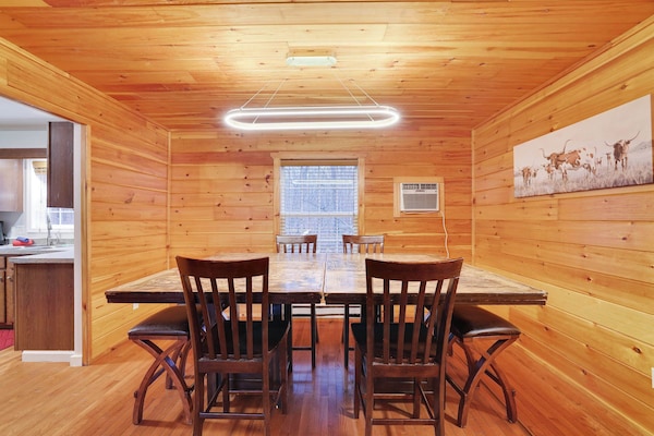 Cozy Freeland Retreat- Firepit, Pool Table, Hot Tub - Pennsylvania