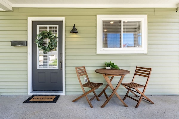 The Cozy Green Cottage - Indianapolis, IN