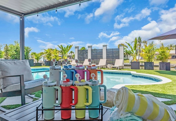 Luxury 4br Private Pool & Hot Tub, Dock, Bay Access! Sleeps 10- Games & Scooters - Tampa, FL