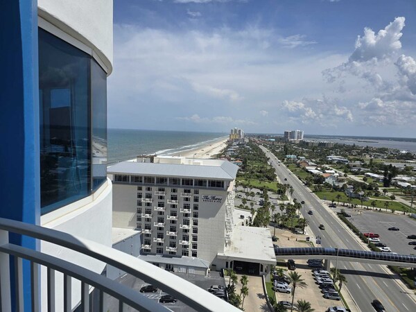 Beachfront & River Views! 2bd/2ba @ Peck 20sw - Daytona Beach, FL