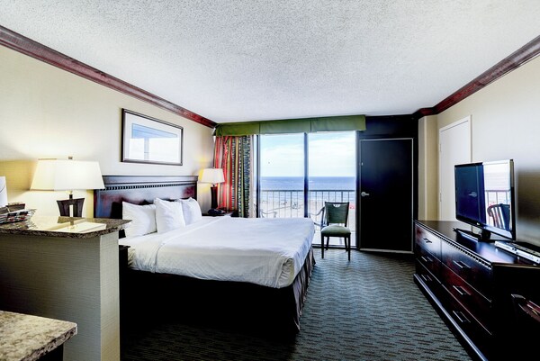 Beachfront Resort With Ocean Views, Rooftop Pool & Private Balconies - Virginia Beach, VA