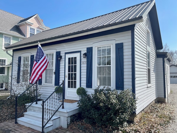 Charming Coastal Cape Cod W/ King Bed, Bikes, & Game Room Near Downtown Beach - Vermilion, OH