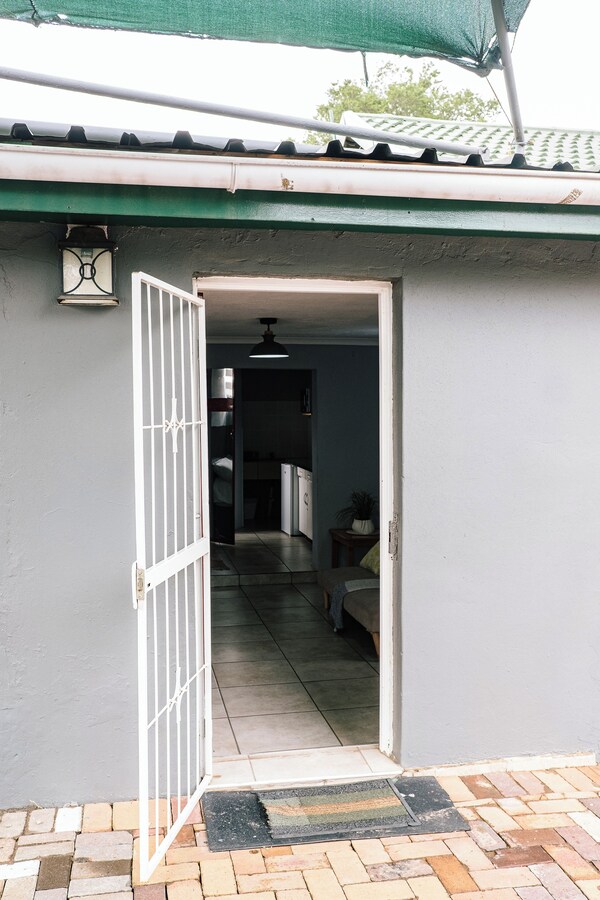 1.5-bedroom Apartment In Charming Germiston With Wi-fi - Vosloorus