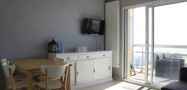 Apartment With Balcony On The Seafront - Camiers