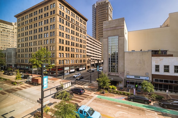 Sky Suite Games/wifi/center Of The City + Views - Birmingham, AL