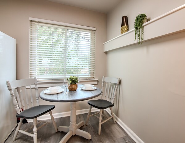 Vulcan's Emerald Hideaway B4 - King Bed/wifi/city - Birmingham, AL
