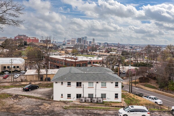C1 Vulcan's Hideout-king Bed/workspace/freeparking - Birmingham, AL