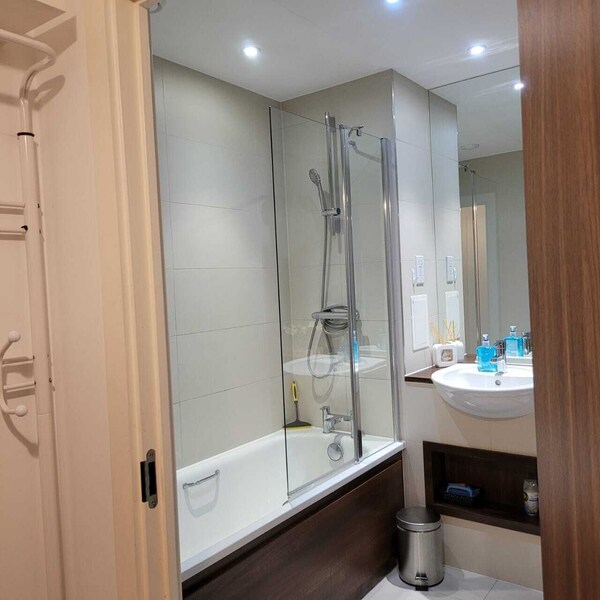 Secure & Stylish London Apartment By Wembley Stadium - Hounslow