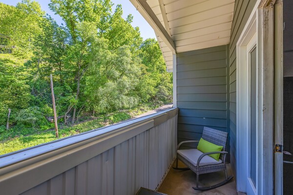 Hilltop Hideaway G- King Beds/free Parking/2 Bath - Homewood, AL