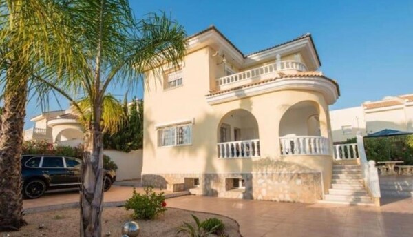 Stunning Family Villa Ciudad Quesada, Sleeps 14 Private Heated Pool & Jacuzzi - Torrevieja