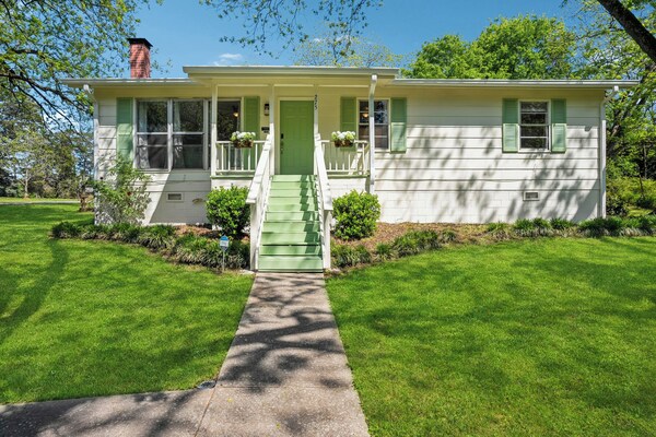 Charming 3-bedroom House In Delightful Locust Grove With Wifi, Full Kitchen - McDonough, GA