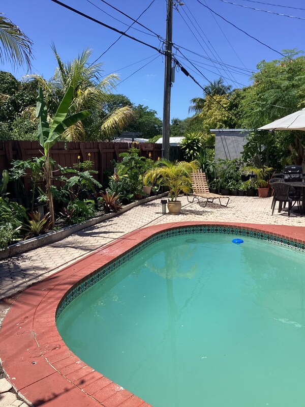 Classy 1 Bedroom Apart. With Pool, Wifi And Ac In Enchanting Miramar! - Pembroke Pines, FL