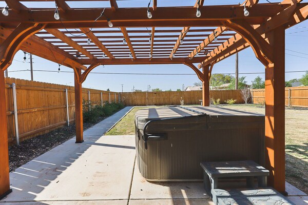 Emerald Escape: 3 Bed W/ Hot Tub - Lubbock, TX