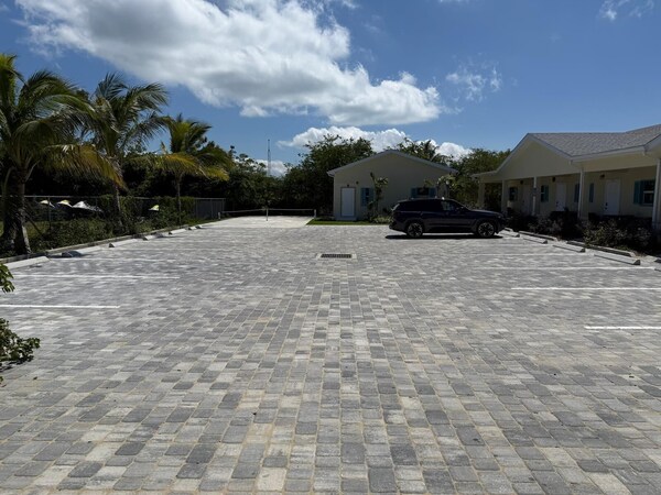One Bedroom Apartment With Wifi, Ac In Awesome West Bay - West Bay