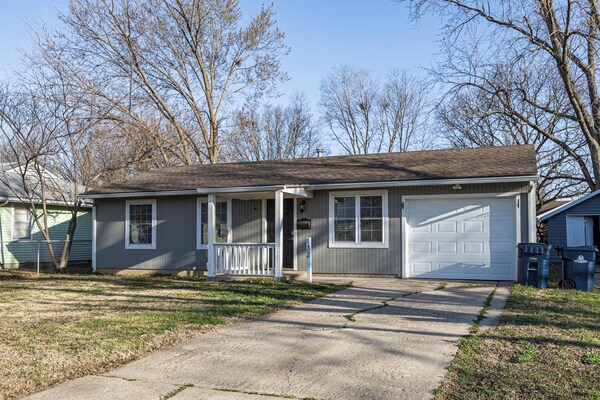 Modern & Inviting Remodeled 3br In Independence, Ks! - Elk City State Park, Independence