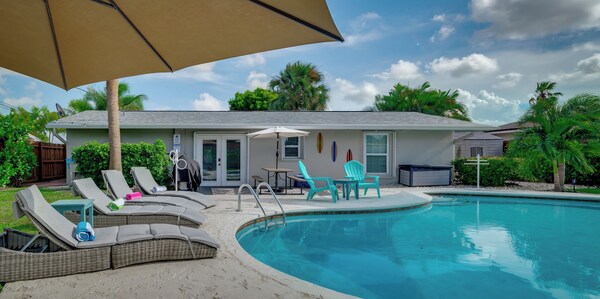 Relax & Recharge: Saltwater Pool + Lush Backyard Oasis In Palm Beach Gardens - Palm Beach Gardens, FL