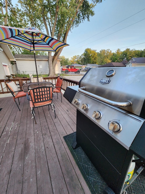Paradise House - Beautiful 3 Bedroom House Nestled In A Quiet Cove On Lake Shafer! Offers 1000 Sq Ft Of Living Space And Will Sleep 9. An Additional Party Den Is Available To Add-on, Featuring A Bar Area And Additional Sleeping For 3. Located At Para - Indiana Beach, Monticello