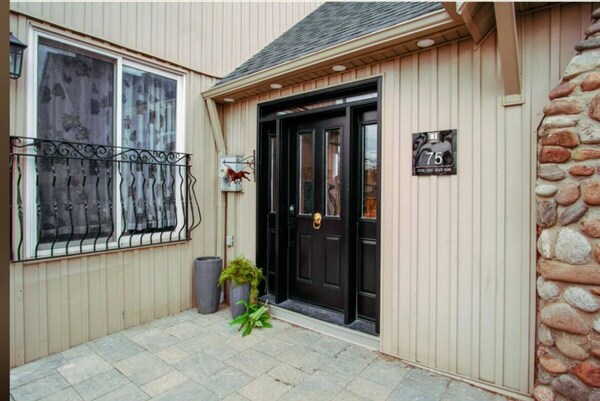 Pet Friendly, Water Front Cottage Getaway  In Bowmanville With Hot Tub & More - Bowmanville