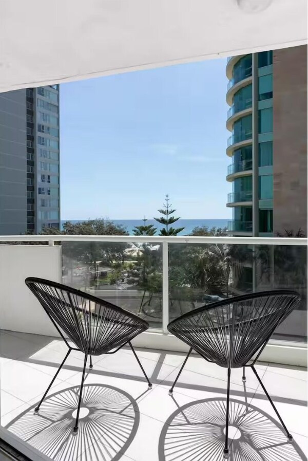Ocean Views * 50m To Beach * Pool * Balcony * - 布羅德海灘