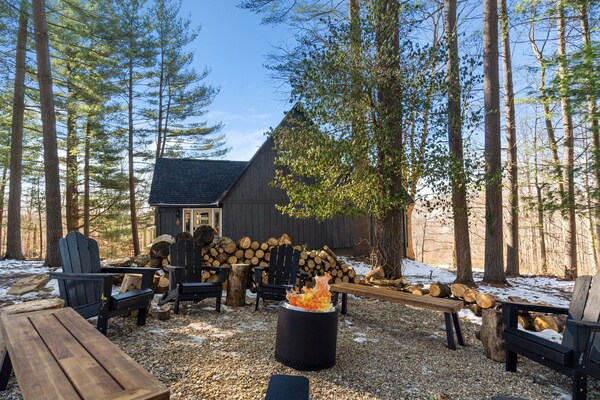 Sunset Valley Lodge + Hot Tub I Private Trail - Logan, OH