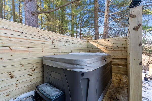 Pine Hills Cottage + Hot Tub I Fire Pit - Logan, OH