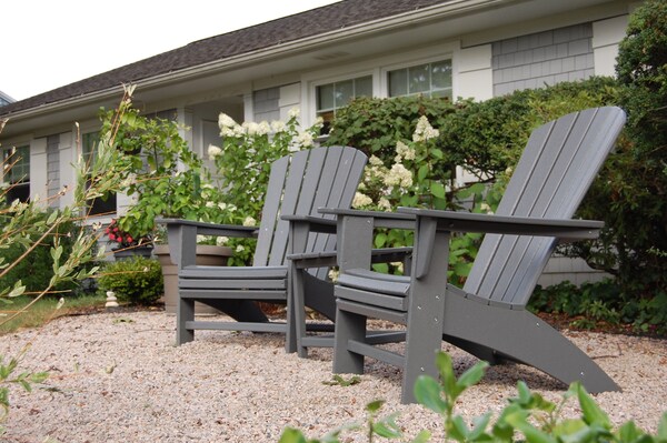 Charming Coastal Cape Walk To Town & Waterfront - Narragansett, RI