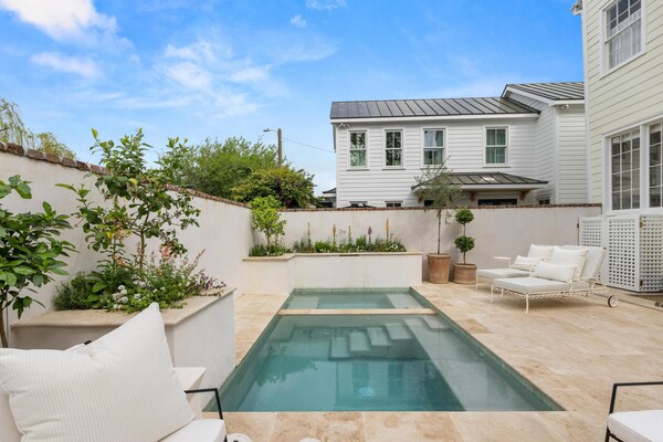 Quintessential Charleston Experience At This Luxurious 2-bedroom, 2.5-bath - Charleston, SC