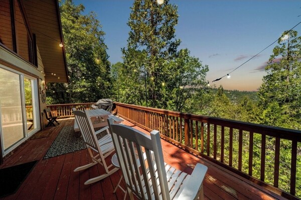 Views! Sunsets! Amenities! A-frame Cabin Sleeping 8 Guests. Come Relax & Unwind! - Lake Arrowhead, CA