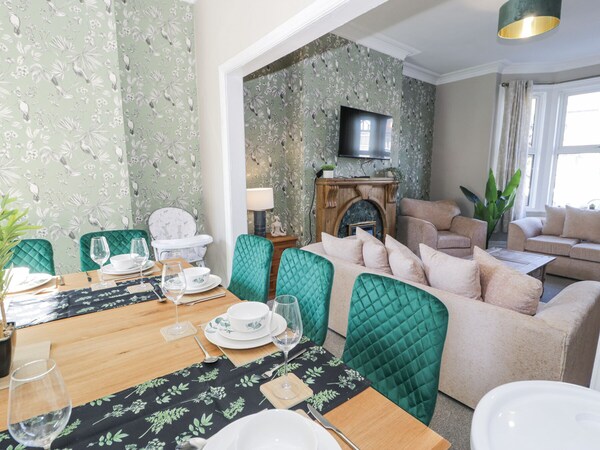 6 Canning Road, Pet Friendly, Country Holiday Cottage In Colwyn Bay - Rhos on Sea