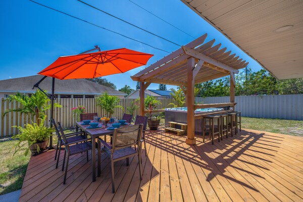 Palm Paradise ~ Hot Tub + Private Yard + Games - 17 Mins To The Beach! - Melbourne, FL