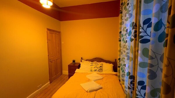 7 Bedroom Cosy Walsall Stay - Wifi & Free Parking - Warwickshire