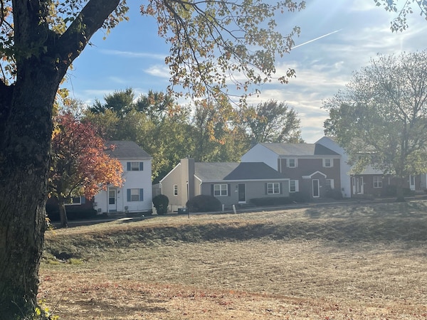 Traditional Updated Townhome - Sleeps 12, 4 Sleep Spaces - Lee's Summit, MO