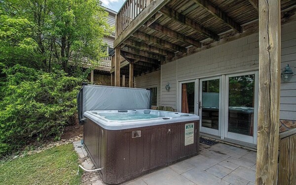 Lake Views! Hot Tub! Central Location. Walk To Coffee, Eats, And Lake Rentals. - Deep Creek Lake, MD