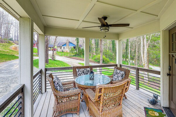 On Farm: Charming Hendersonville Retreat! - North Carolina