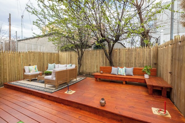 Urban Escape: Modern 4br Home, Game Room, Yard, Path & Nyc Bus Nearby. - Brooklyn, NY