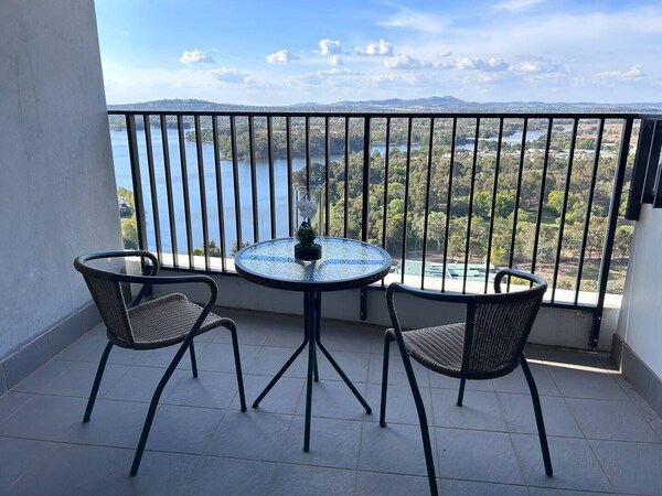 Elegant Apartment With Skyline Views. 5 Min To Canberra University - Canberra