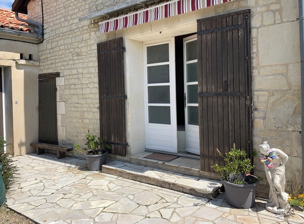 Gite Villeneuve La Comtesse - 1 Bed For 2 People - 1 Lit Gîte Pour 2 Personnes - Charente-Maritime